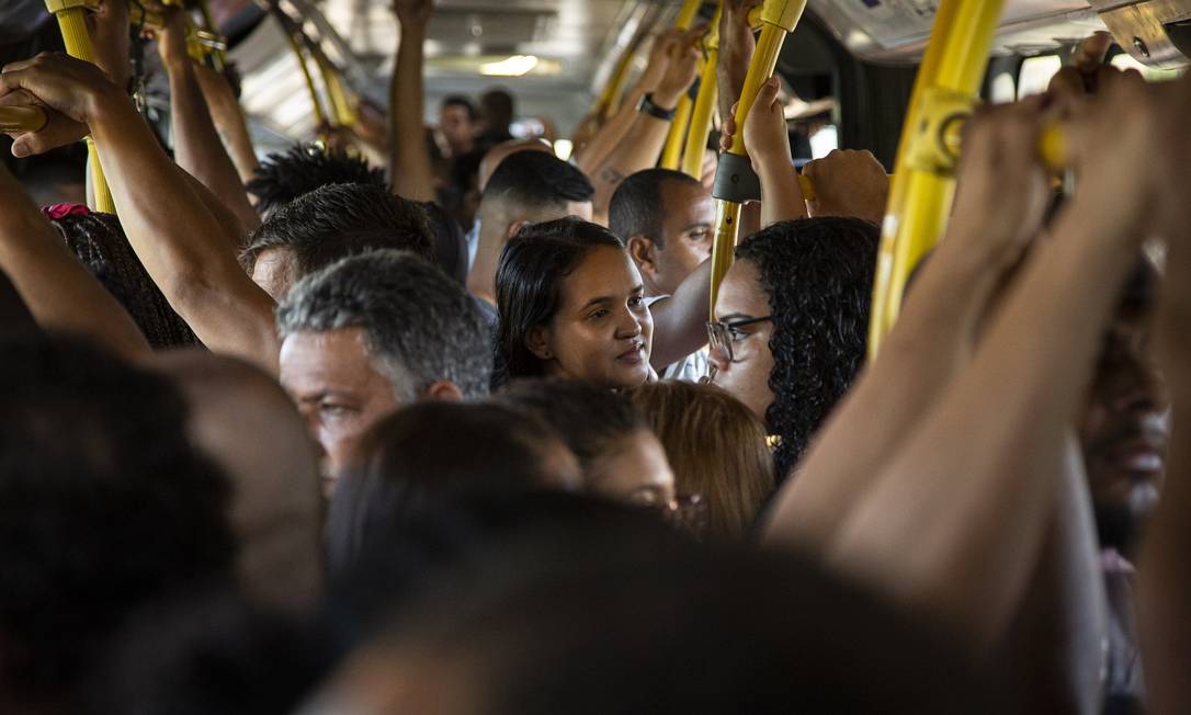 BRTs lotados vão na contramão de recomendação para combater coronavírus ...