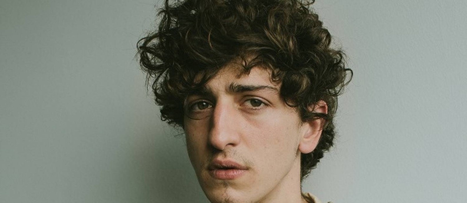 Ator Johnny Massaro volta de Londres e se isola da família - Jornal O Globo