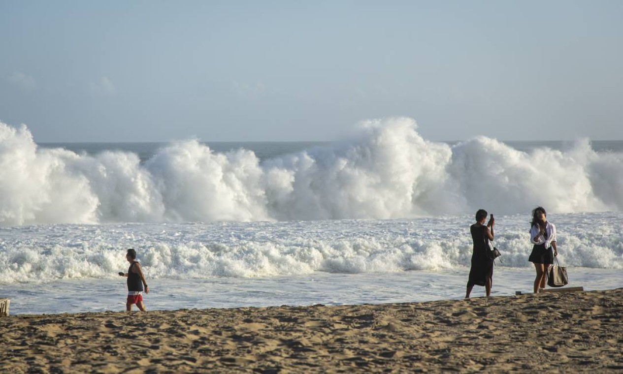 Mar de ressaca inunda Avenida Delfim Moreira, no Leblon; veja fotos ...