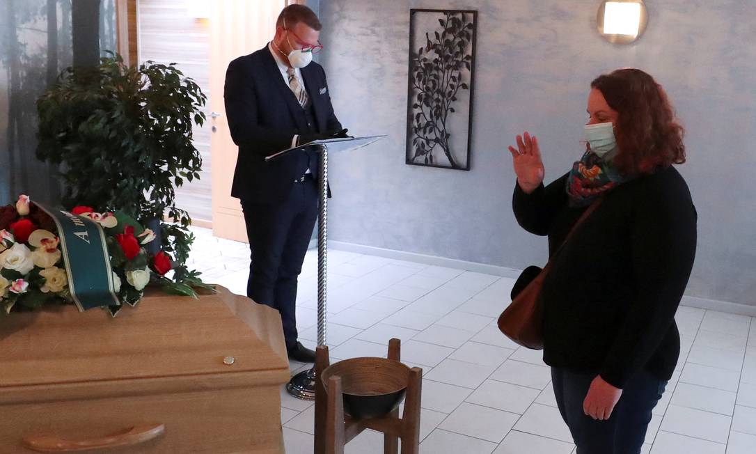 Velório virtual, orações por aplicativo e grupos de apoio online: o ...