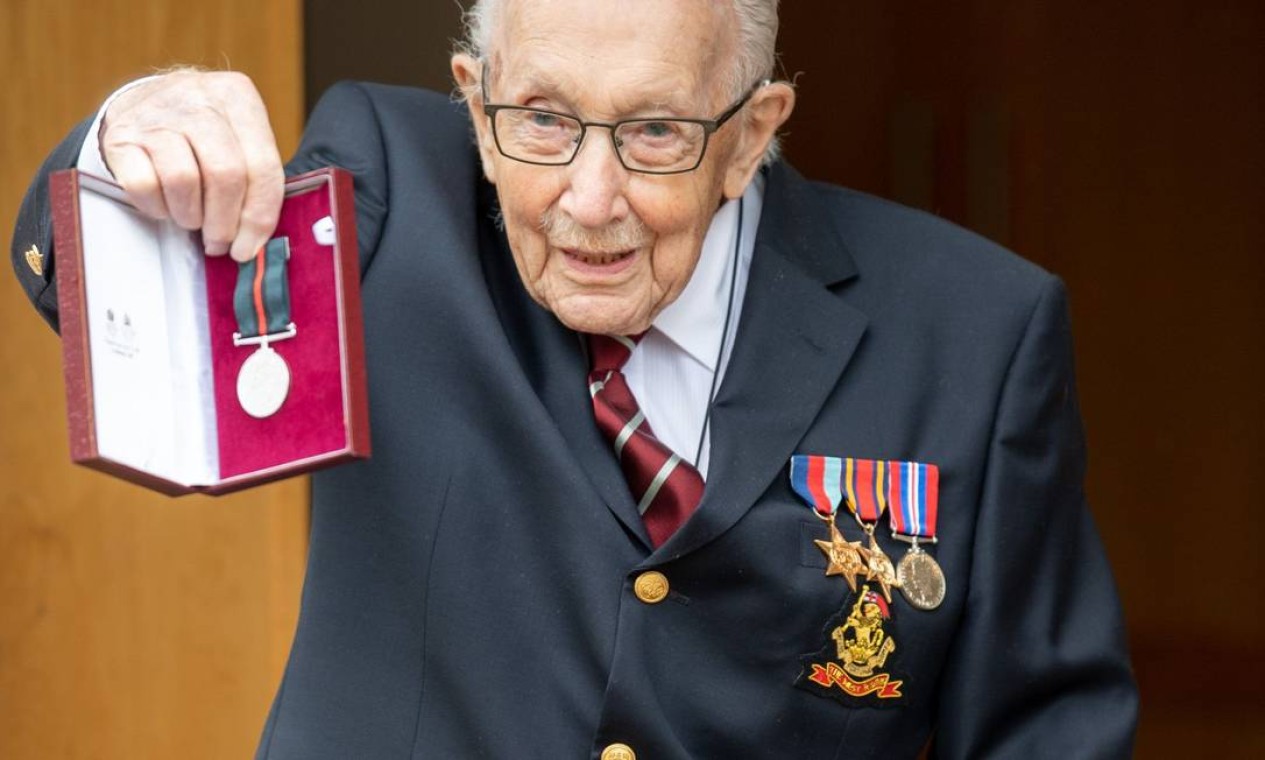 Veja fotos das comemorações pelos 100 anos de Tom Moore, veterano de ...