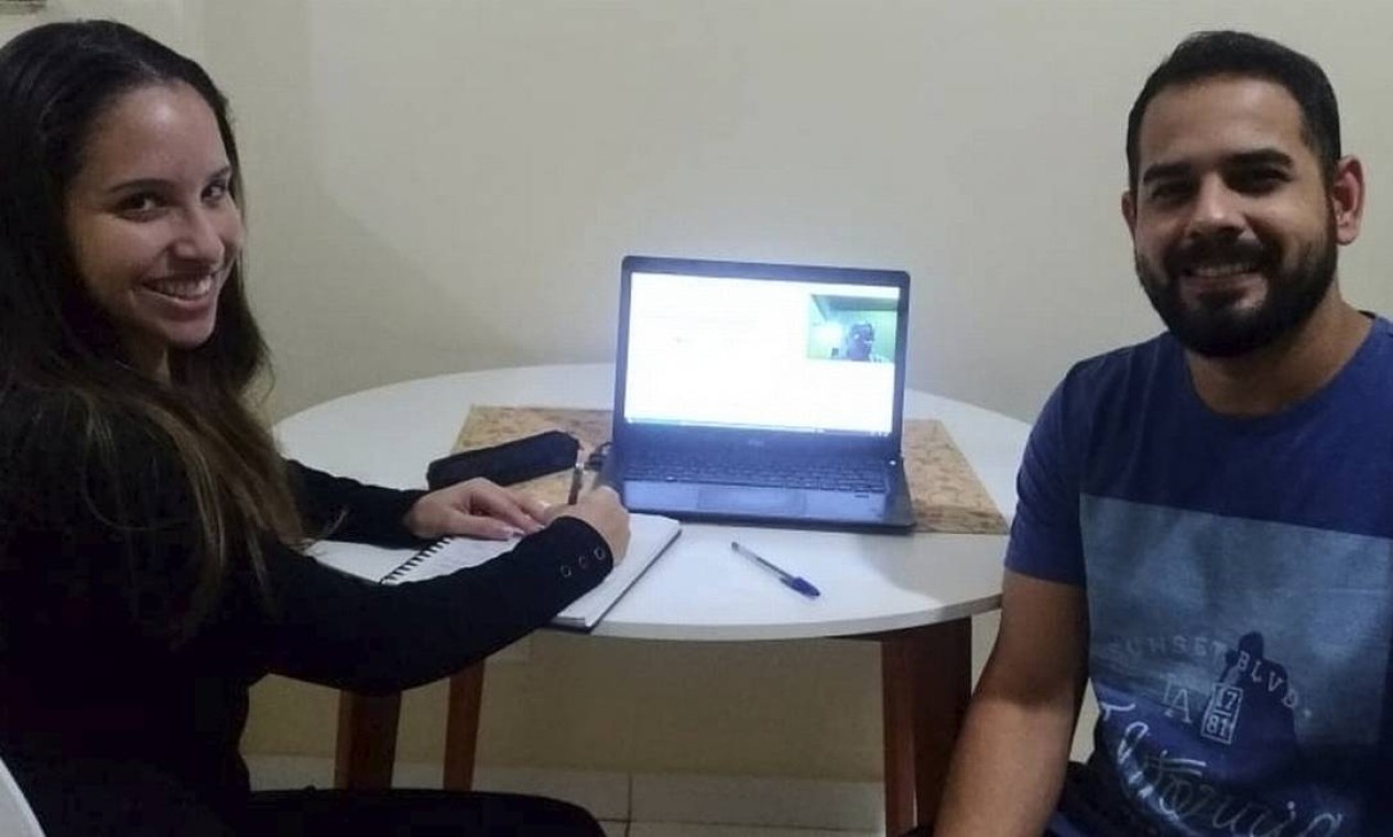Em casa, universitários ganham companhia da família nas aulas on-line ...