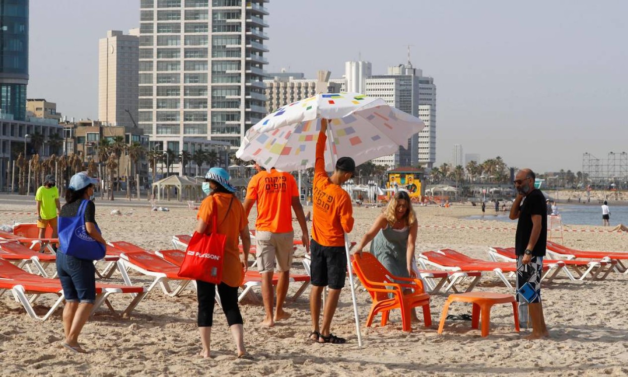 Graças ao lockdown de dois meses, Israel reabre praias a tempo de ...