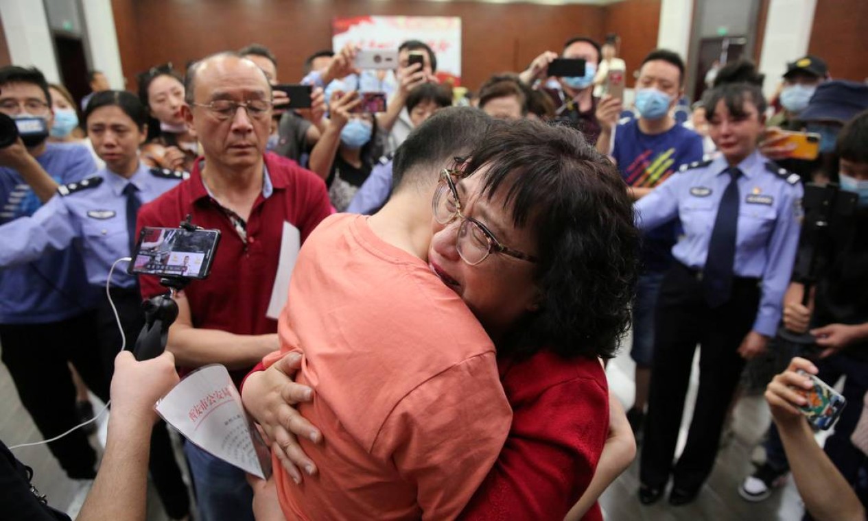 Chinesa reencontra filho que foi sequestrado e vendido há 32 anos ...