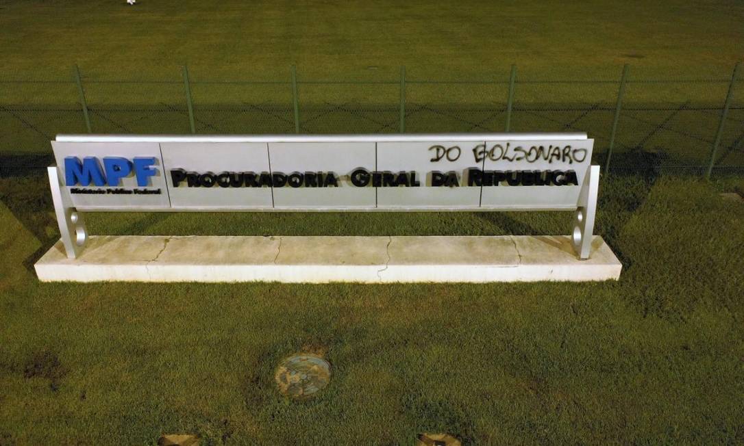 Sede da PGR é pichada em Brasília: 'Procuradoria-Geral do Bolsonaro ...