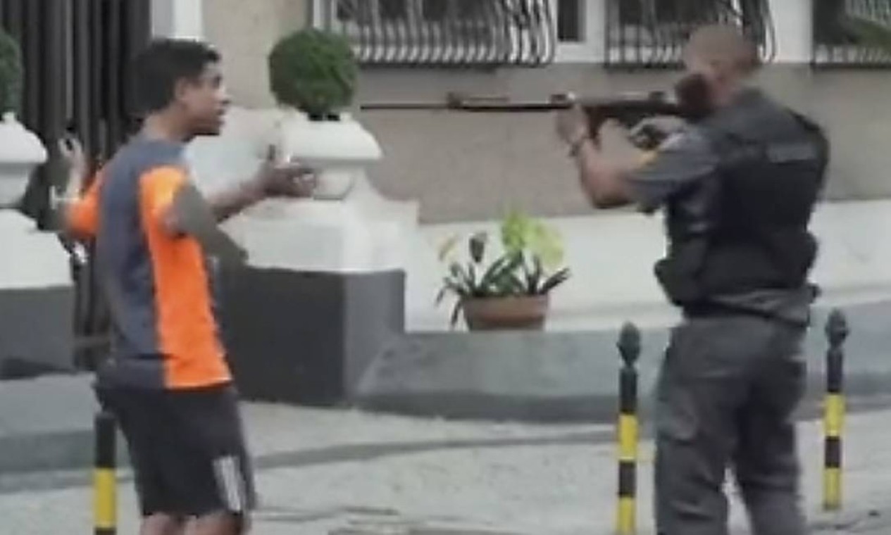 'Tive medo de morrer', diz entregador que ficou sob mira de fuzil de PM ...