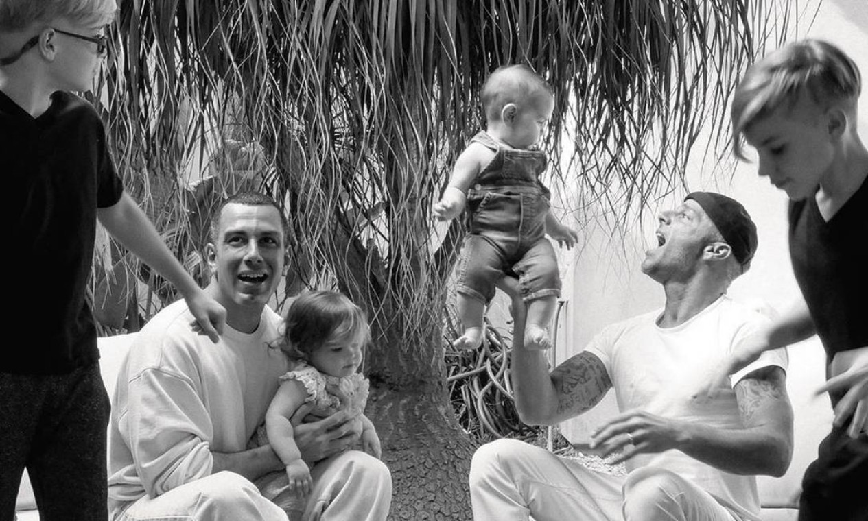 Ricky Martin posa com marido e filhos, durante a quarentena, em ensaio ...