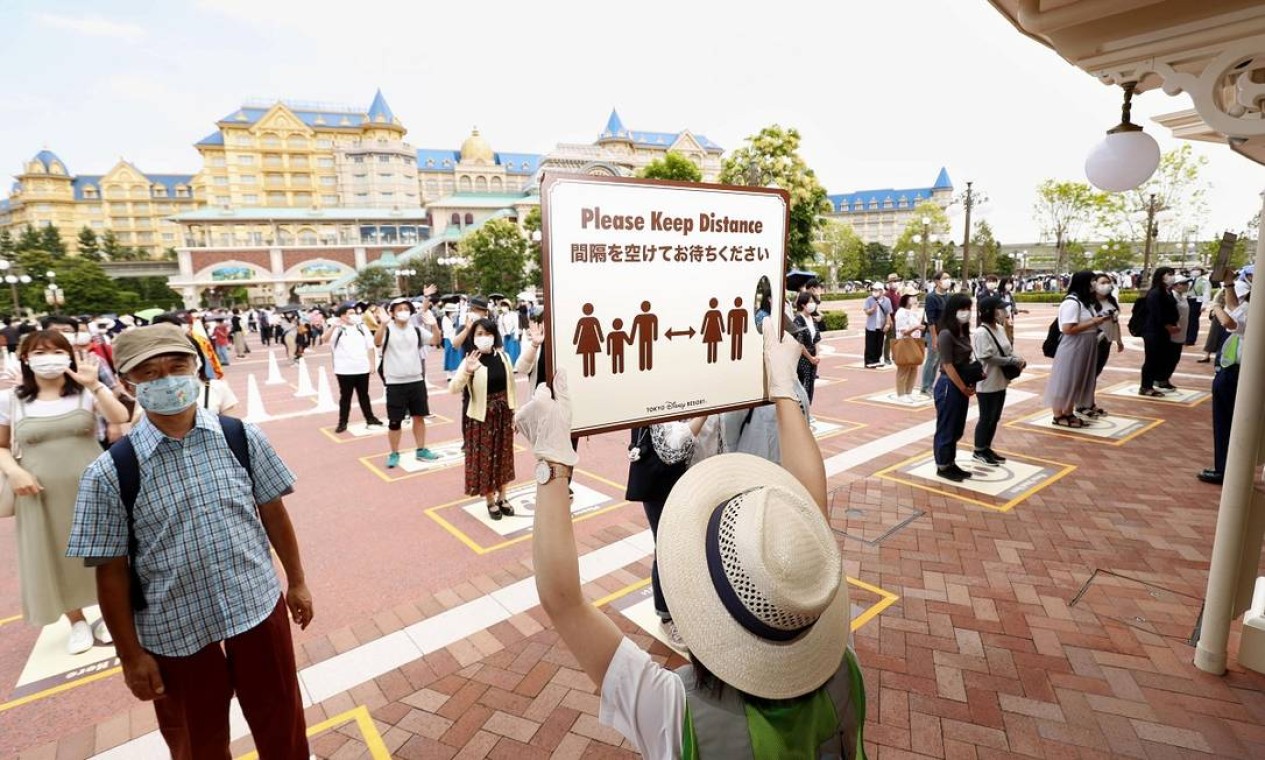 Veja fotos da reabertura da Disneyland de Tóquio, após quatro meses ...