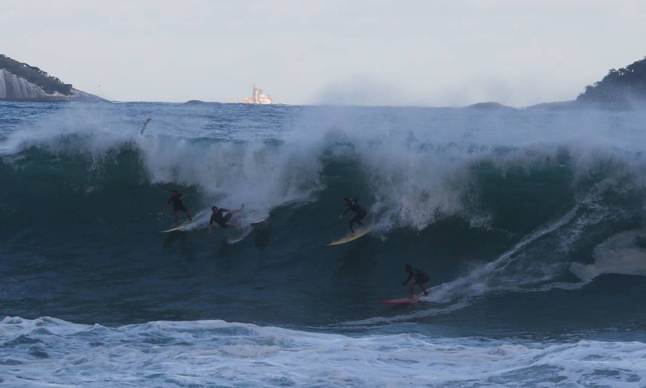 Surfistas aproveitam as grandes ondas durante ressaca na Praia do ...