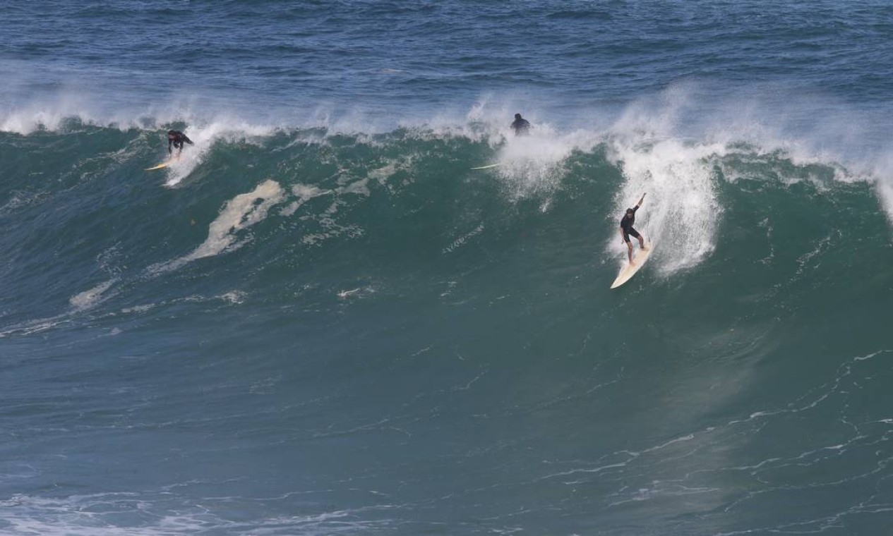 Surfistas aproveitam as grandes ondas durante ressaca na Praia do ...