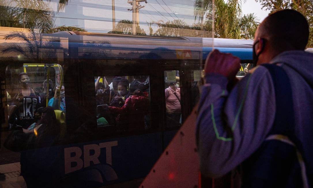 Primeiro dia das novas regras para passageiros em pé nos ônibus e BRTs ...