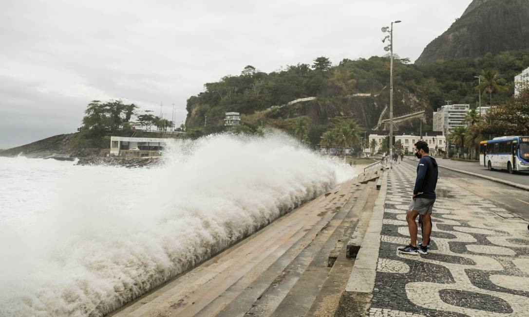 Ressaca atinge calçadão no Leblon, na Zona Sul do Rio; veja fotos ...