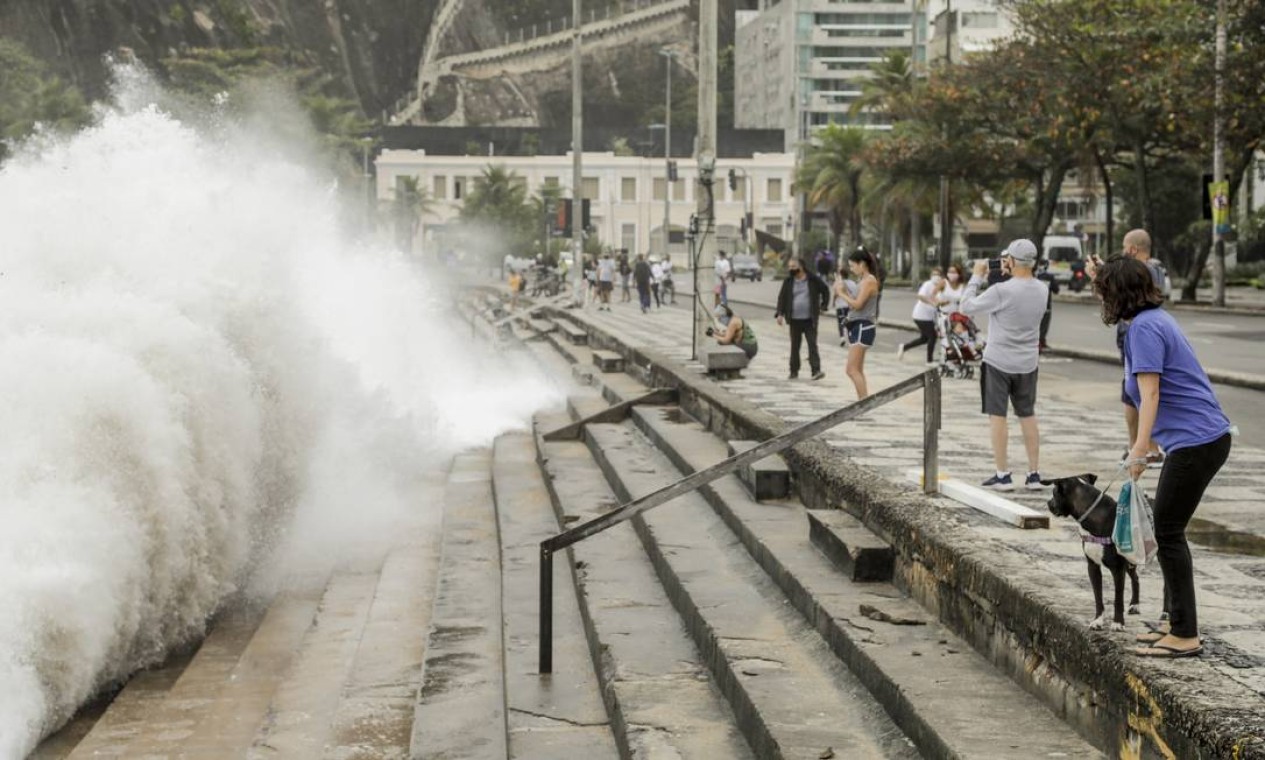 Ressaca atinge calçadão no Leblon, na Zona Sul do Rio; veja fotos ...