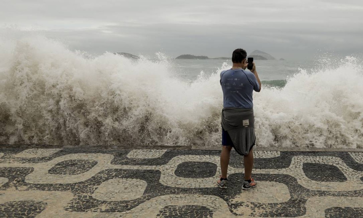 Ressaca atinge calçadão no Leblon, na Zona Sul do Rio; veja fotos ...