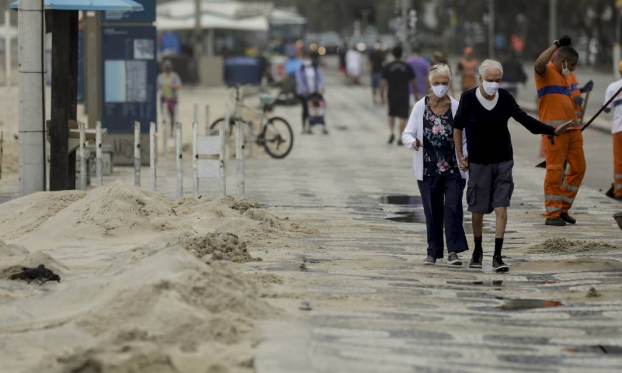 Ressaca atinge calçadão no Leblon, na Zona Sul do Rio; veja fotos ...