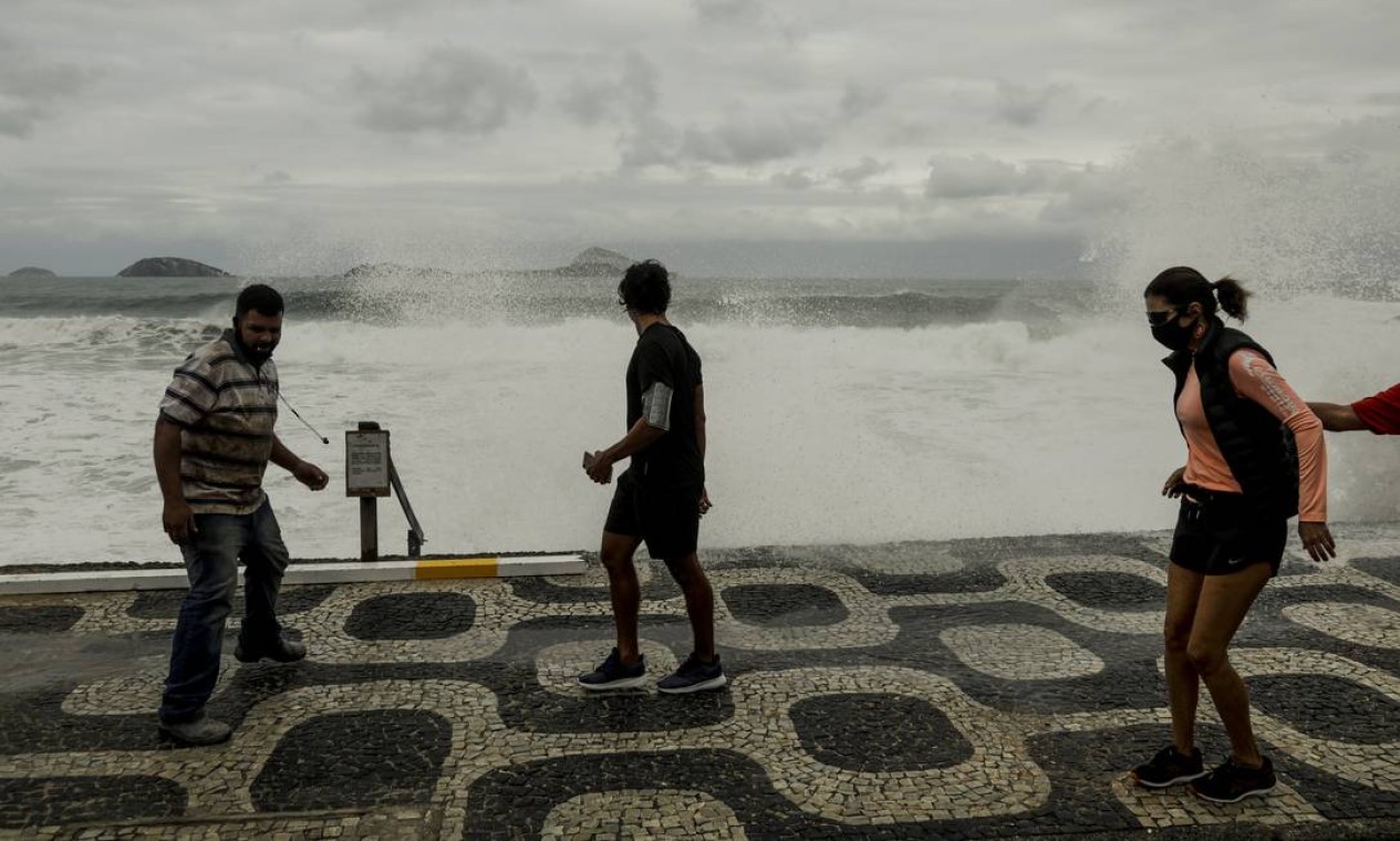 Ressaca atinge calçadão no Leblon, na Zona Sul do Rio; veja fotos ...