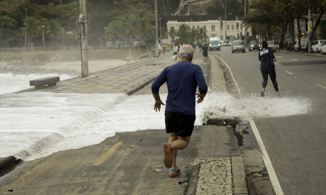 Ressaca atinge calçadão no Leblon, na Zona Sul do Rio; veja fotos ...