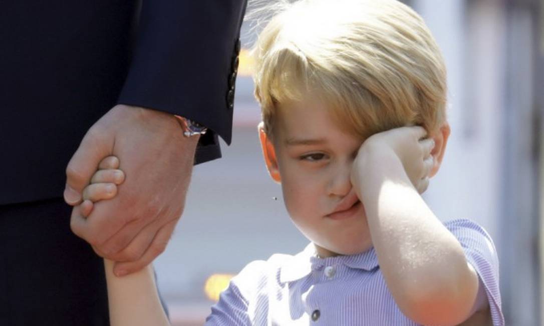 Monarquia britânica fura a fila e transforma Kate na 'rainha consorte ...