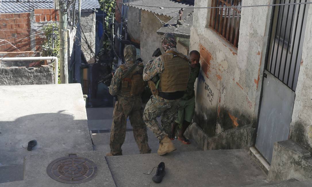 PM faz operação na Praça Seca após intenso tiroteio e disputa de ...