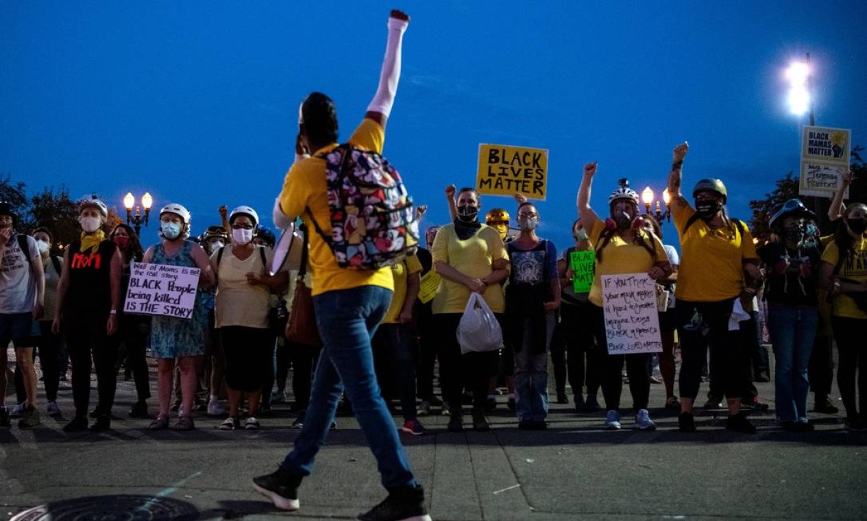 Mães se lançam em protestos para proteger manifestantes antirracistas ...