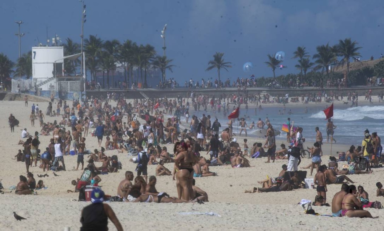 Praias ficam lotadas no primeiro domingo com banho de mar liberado ...