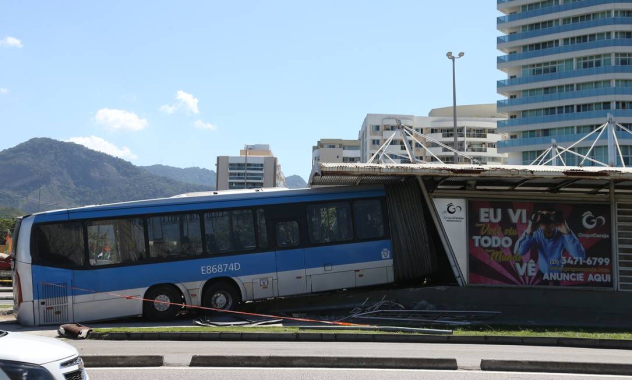 Acidente com ônibus BRT deixa 15 feridos na Barra da Tijuca; veja fotos ...