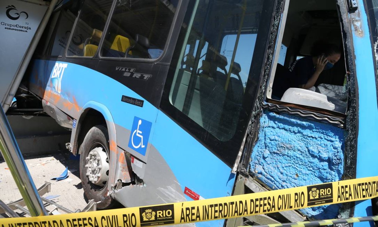 Acidente com ônibus BRT deixa 15 feridos na Barra da Tijuca; veja fotos ...