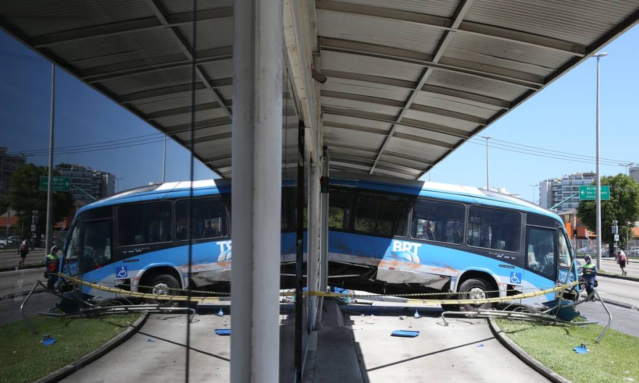 Acidente com ônibus BRT deixa 15 feridos na Barra da Tijuca; veja fotos ...