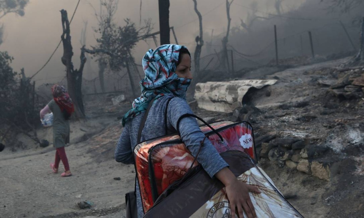 Maior campo de refugiados da Grécia pega fogo e mais de 10 mil pessoas ...