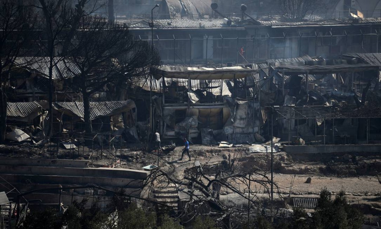 Maior campo de refugiados da Grécia pega fogo e mais de 10 mil pessoas ...