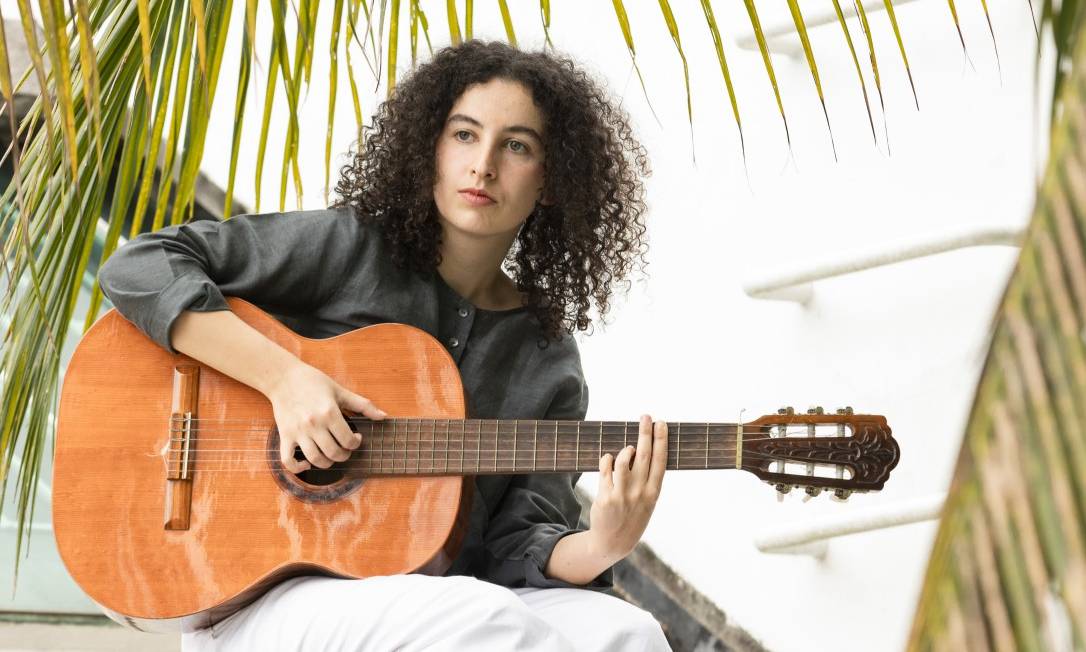 Aos 24 anos, Dora Morelenbaum lança sua primeira música, composta com ...