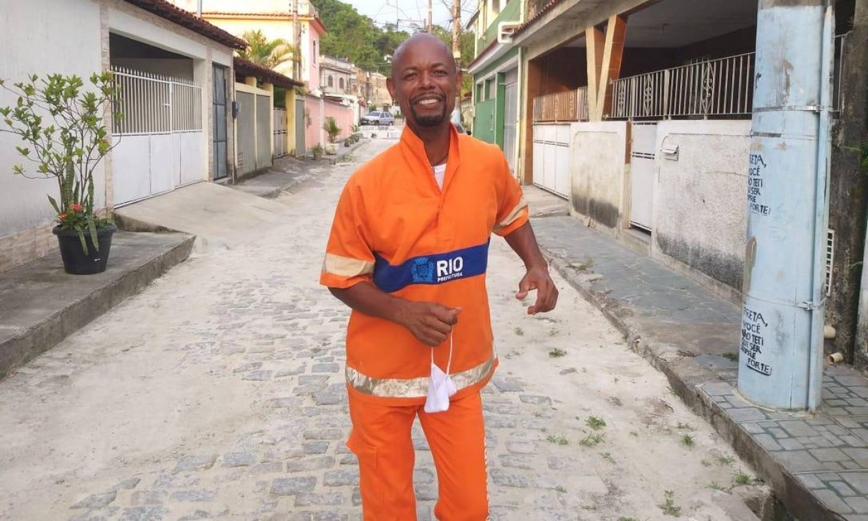 Gari viraliza nas redes sociais ao dançar com uma vassoura no Centro do ...