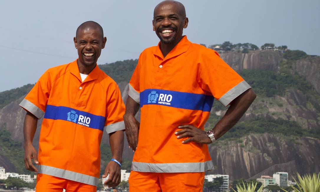 Gari viraliza nas redes sociais ao dançar com uma vassoura no Centro do ...