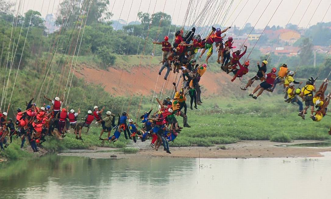 'Pêndulo humano': salto coletivo com 245 pessoas em 2017 - Época