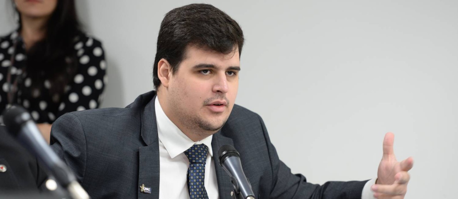 'Se o Carlos (Bolsonaro) quiser, passo a senha das minhas redes sociais ...