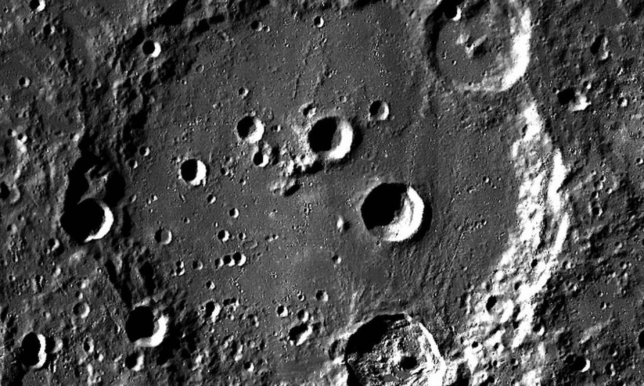 Clavius, cratera onde Nasa achou água, abriga base lunar de '2001: Uma ...
