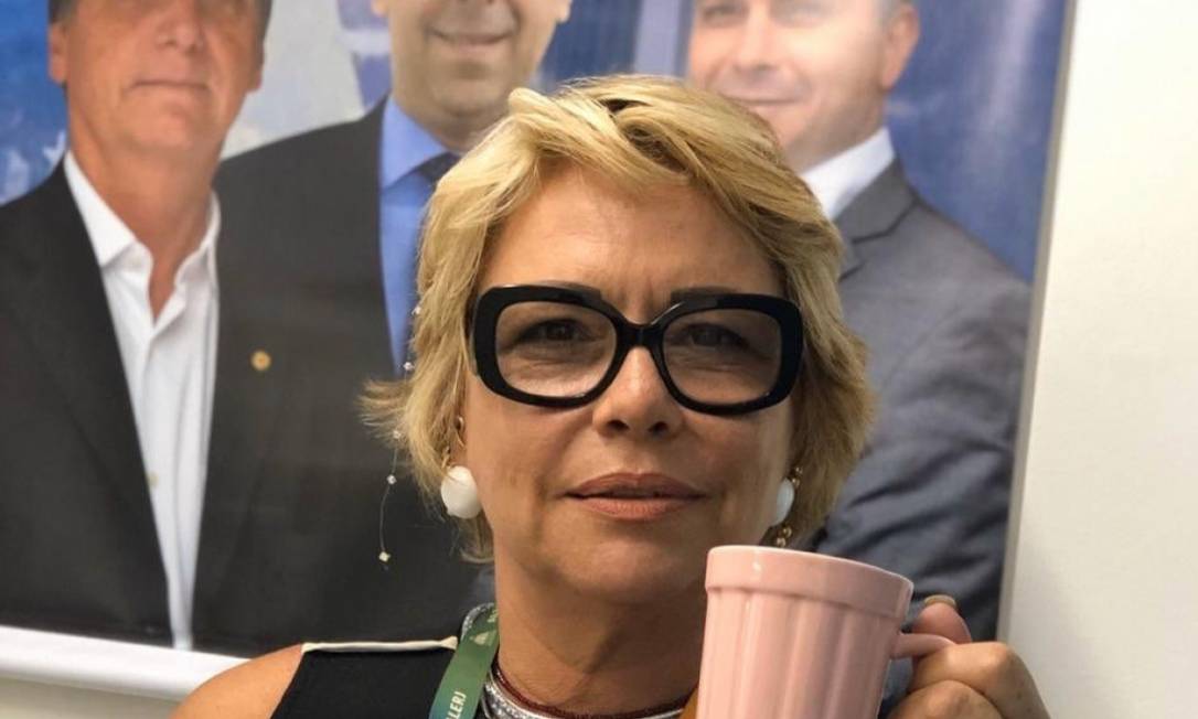 Ex-mulher de Bolsonaro recebe 2 mil votos e não se elege - Época