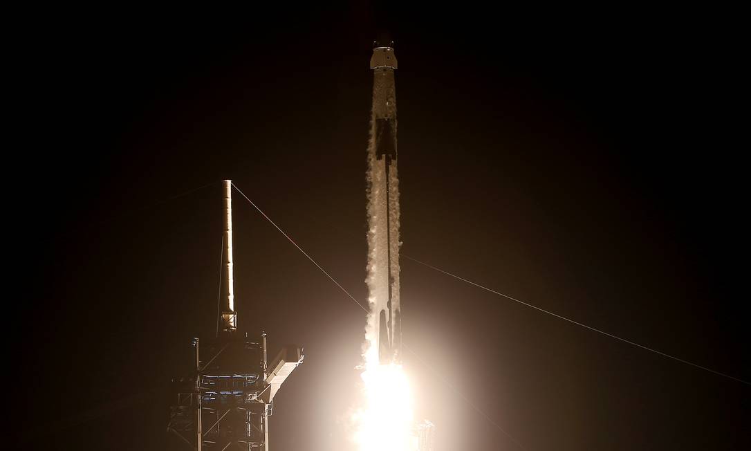 Veja o vídeo: nave comercial da SpaceX segue a caminho da Estação ...