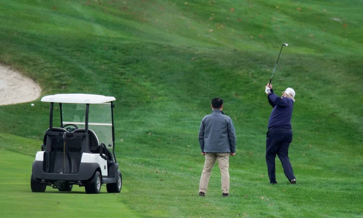 As tacadas de Trump: presidente dos EUA aproveita domingo para jogar ...