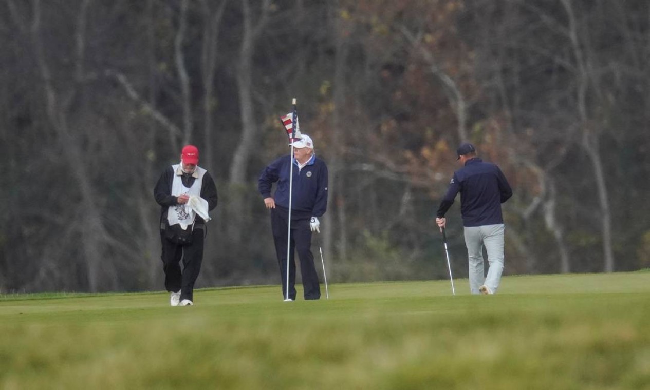 As tacadas de Trump: presidente dos EUA aproveita domingo para jogar ...