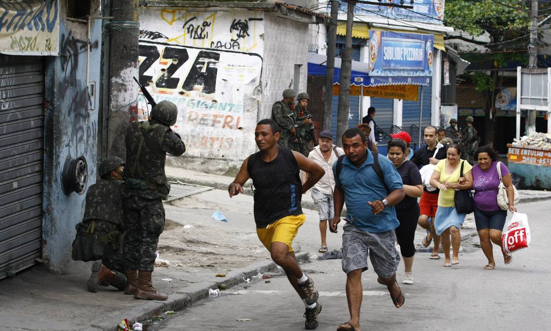 Dez anos após retomada, Complexo do Alemão perde serviços, e o tráfico ...