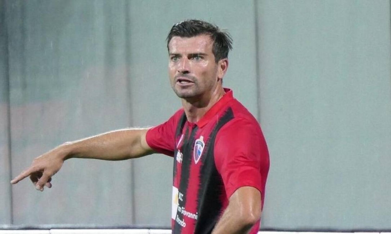 Torcedores de clube italiano incendeiam casa de jogador - Época