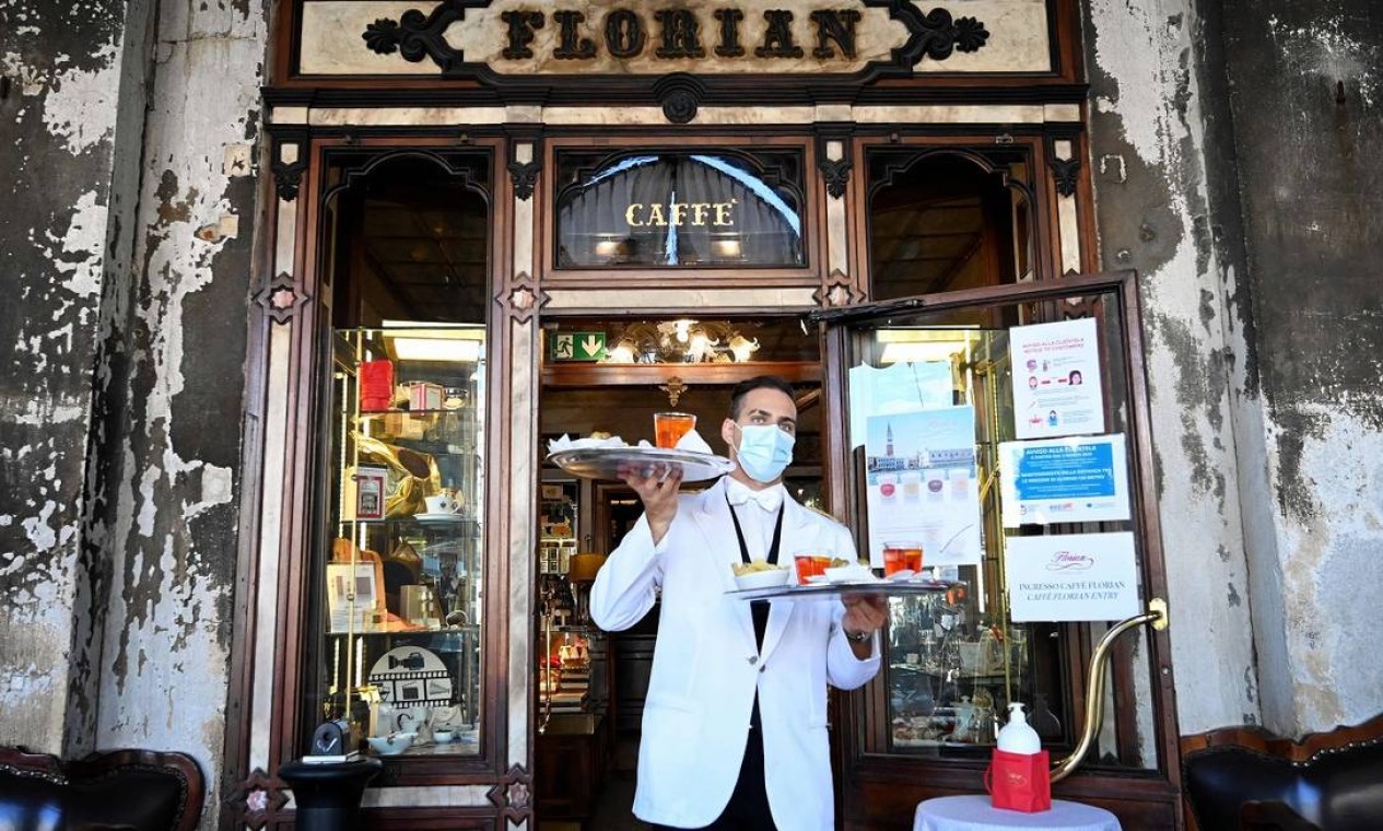 Veja fotos do Caffè Florian, o café mais antigo de Veneza, em meio à ...