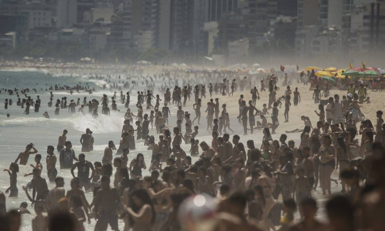 Último domingo da primavera tem praia lotada com cara de verão - Jornal ...