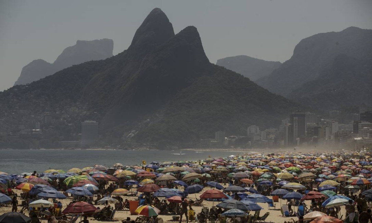 Último domingo da primavera tem praia lotada com cara de verão - Jornal ...