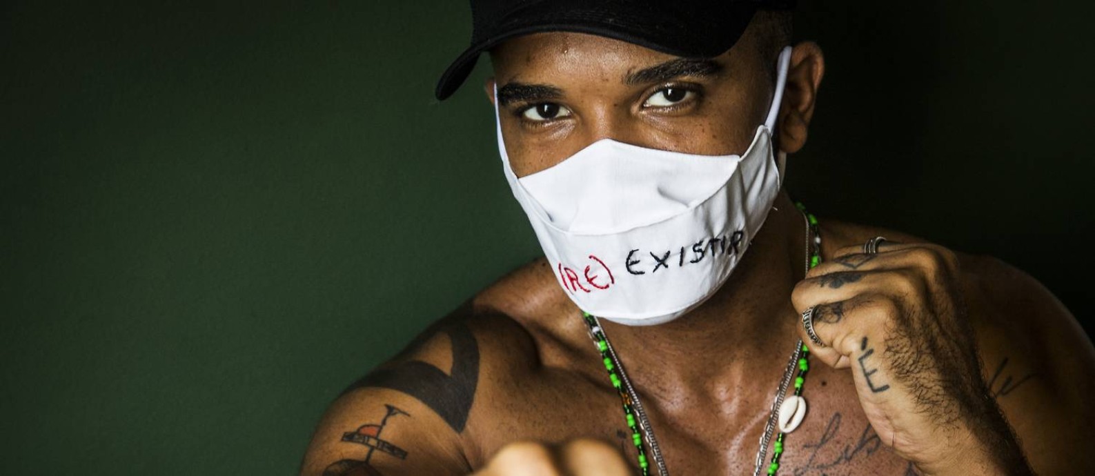 Anônimos e famosos usam máscaras com mensagens de esperança para este ...