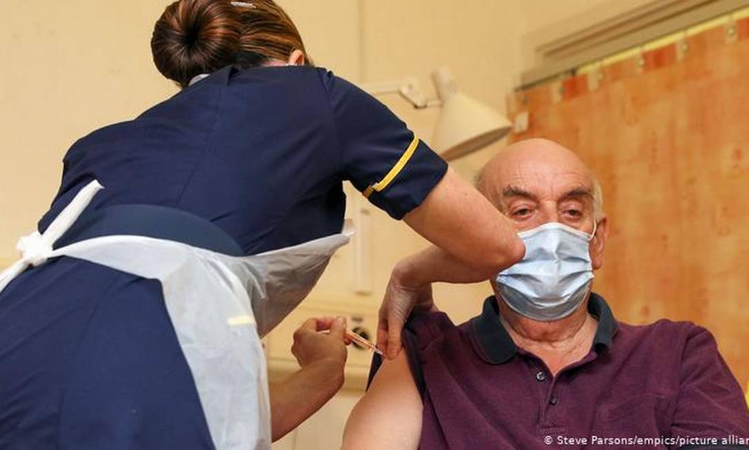 Reino Unido começa a aplicar a vacina de Oxford - Época