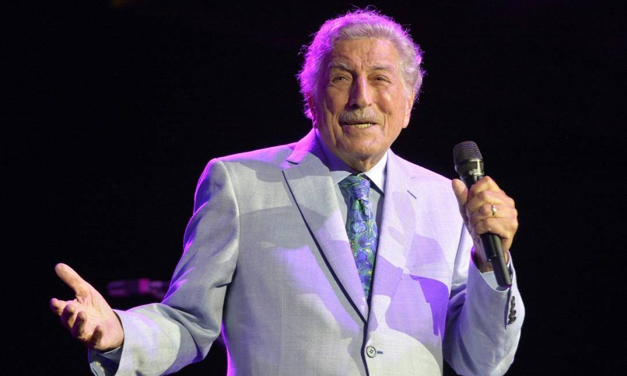 Cantor Tony Bennett revela ter Alzheimer, mas segue ensaiando duas ...