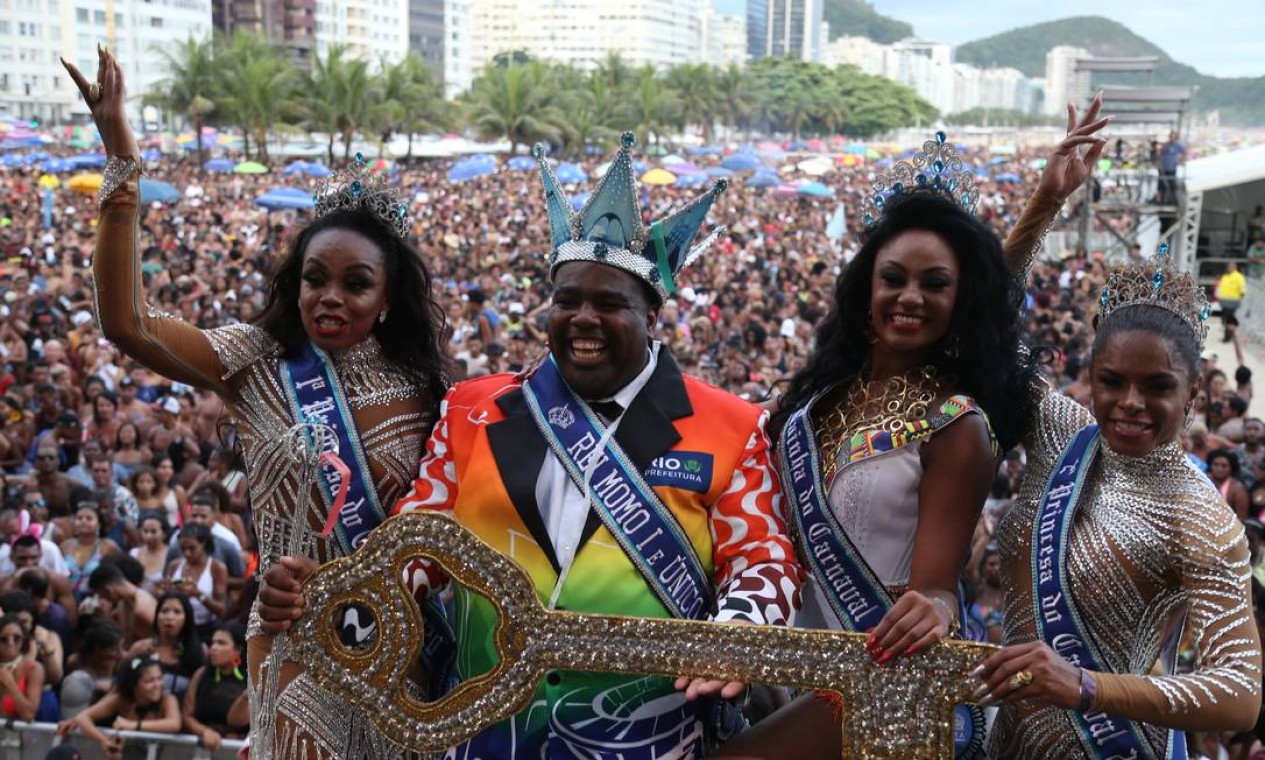 Em ano sem desfiles oficiais, Rei Momo não perde a coroa, mas fica sem ...