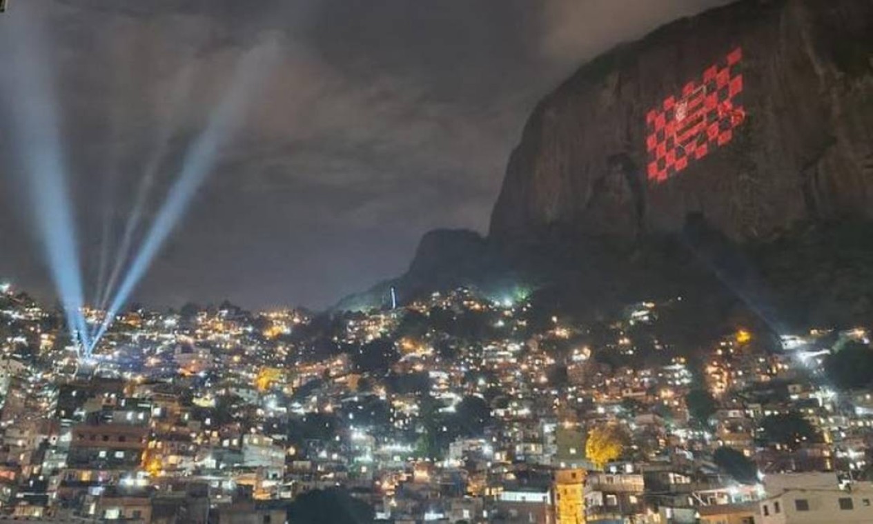 Rocinha faz homenagem ao Flamengo com projeção no Morro Dois Irmãos ...